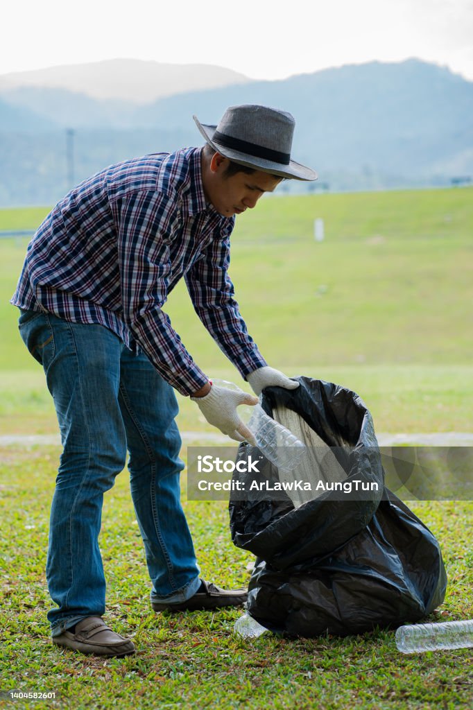 Relawan Memungut Sampah Memungut Botol Konsep Sampah Plastik Dan