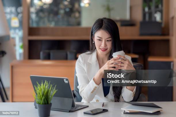 Pengusaha Wanita Asia Yang Menawan Yang Memegang Kopi Bekerja Dengan ... Pengusaha Wanita Asia Yang Menawan Yang Memegang Kopi Bekerja Dengan ...