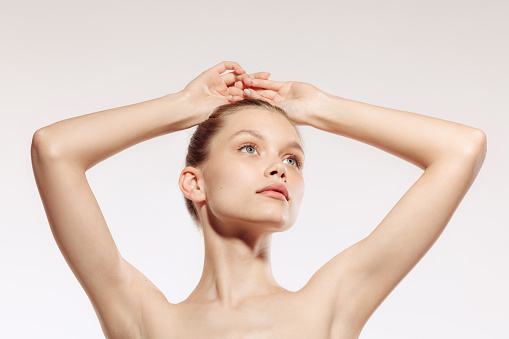 Photo Libre De Droit De Portrait Dune Jeune Fille Belle Et En Bonne Santé Avec Une Peau Bien