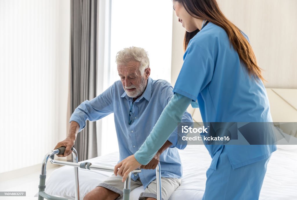 Photo Libre De Droit De Linfirmière Soignante Soccupe Dun Patient