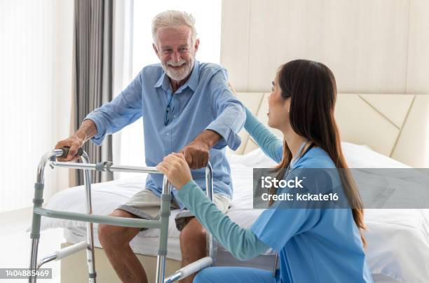 Photo Libre De Droit De Linfirmière Soignante Soccupe Dun Patient