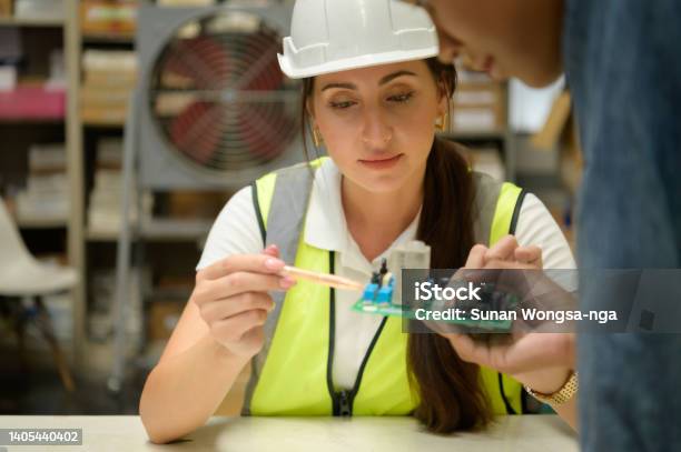 Dua Pekerja Gudang Wanita Menghitung Barang Di Gudang Industri Di ... Dua Pekerja Gudang Wanita Menghitung Barang Di Gudang Industri Di ...