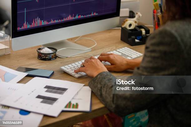 Pengusaha Wanita Mengetik Data Di Keyboard Komputer Saat Membuat
