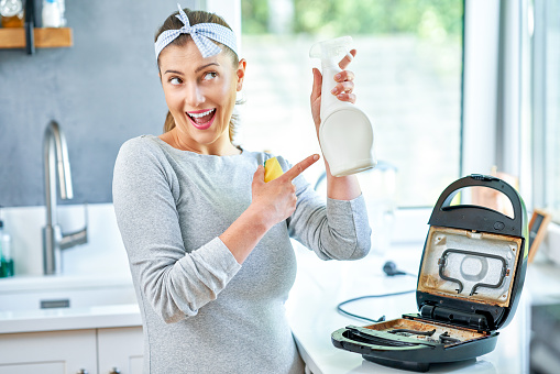 Frau Putzt Grill Oder Toaster In Der Küche Stockfoto Und Mehr Bilder