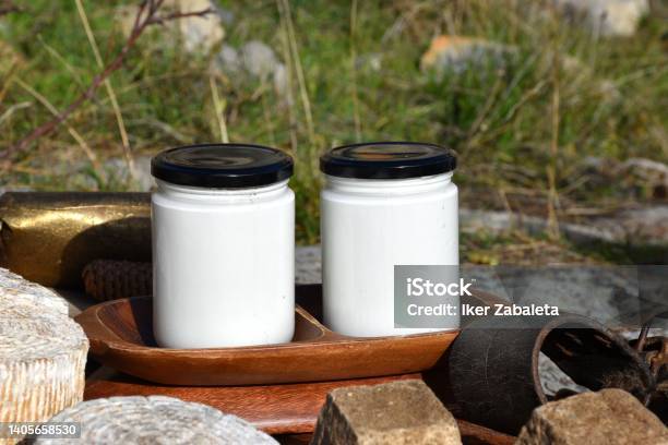 Yogurt Susu Kambing Dan Sapi Artisan Foto Stok - Unduh Gambar Sekarang ... Yogurt Susu Kambing Dan Sapi Artisan Foto Stok - Unduh Gambar Sekarang ...