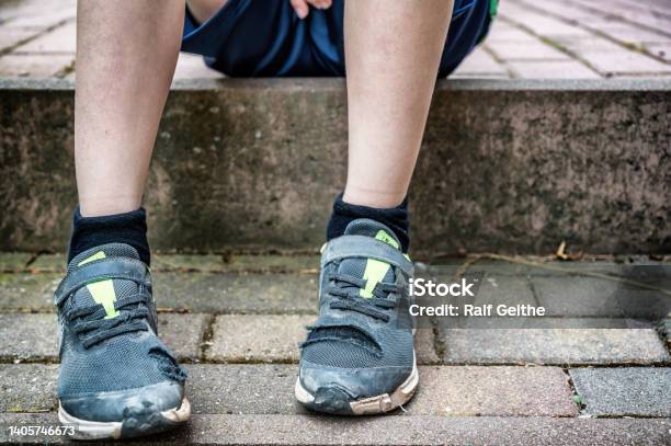 Kaputte Schuhe Eines Kindes Als Symbolisches Bild Zum Thema Kinderarmut ... Kaputte Schuhe Eines Kindes Als Symbolisches Bild Zum Thema Kinderarmut ...