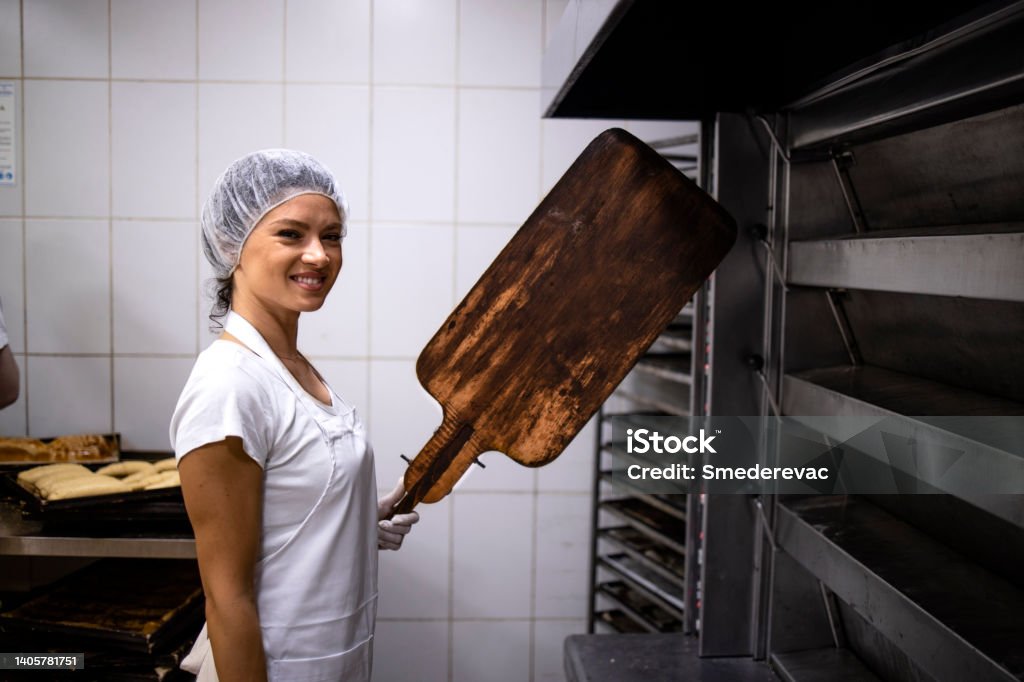 Potret Pembuat Roti Wanita Berseragam Putih Dan Hairnet Yang Bekerja Di ... Potret Pembuat Roti Wanita Berseragam Putih Dan Hairnet Yang Bekerja Di ...