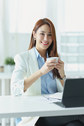 Potret Seorang Pengusaha Wanita Asia Atau Pemilik Bisnis Yang Sedang ... Potret Seorang Pengusaha Wanita Asia Atau Pemilik Bisnis Yang Sedang ...