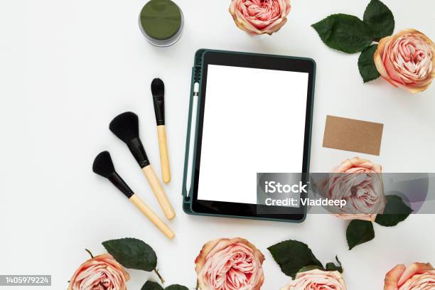 Tata Letak Tempat Kerja Kreatif Dengan Tablet Layar Kosong Bunga Kartu