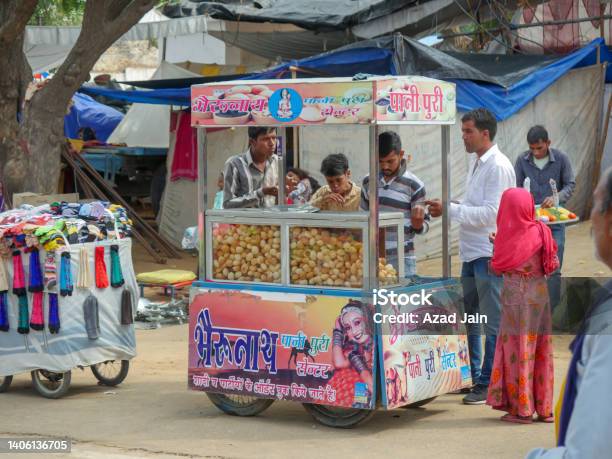 Pedagang Kaki Lima Yang Menjual Bola Air Juga Dikenal Sebagai Pani Puri