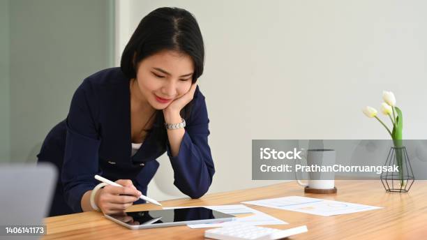 Karyawan Wanita Asia Yang Cukup Muda Menggunakan Tablet Digital Di Meja ... Karyawan Wanita Asia Yang Cukup Muda Menggunakan Tablet Digital Di Meja ...
