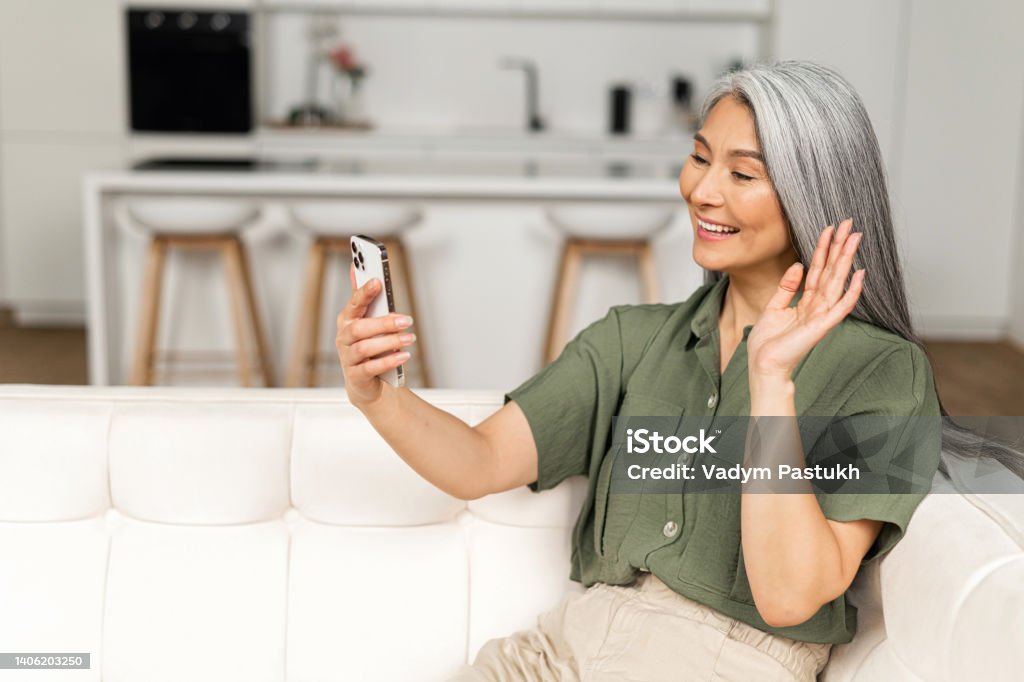 Foto de Mulher Feliz Sorridente E Madura Sentada Na Sala De Estar ... Foto de Mulher Feliz Sorridente E Madura Sentada Na Sala De Estar ...