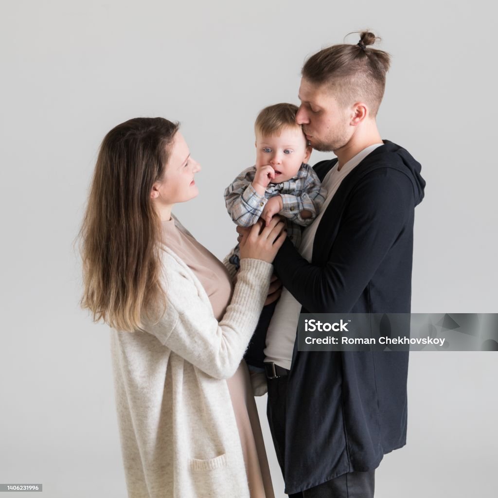 Photo Libre De Droit De Un Homme Tient Son Enfant Dans Ses Bras Et