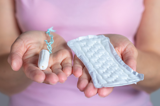 Wanita Memegang Tampon Kapas Menstruasi Dan Paking Di Tangannya ... Wanita Memegang Tampon Kapas Menstruasi Dan Paking Di Tangannya ...