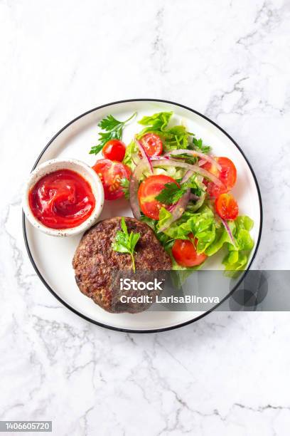 Hamburger Daging Sapi Dengan Salad Tomat Selada Di Atas Piring Putih