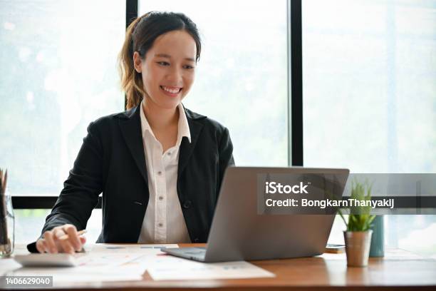 Karyawan Akuntan Wanita Muda Asia Yang Menawan Yang Bekerja Di Kantor ... Karyawan Akuntan Wanita Muda Asia Yang Menawan Yang Bekerja Di Kantor ...