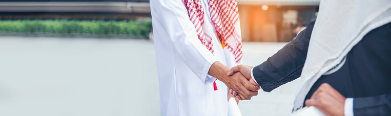 Banner Arab Businessman Muslim Berpakaian Berjabat Tangan Bersama ... Banner Arab Businessman Muslim Berpakaian Berjabat Tangan Bersama ...