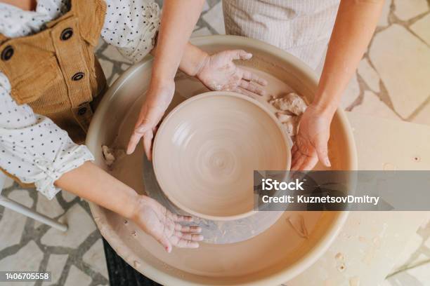 Pemandangan Atas Dua Anak Yang Membentuk Mangkuk Keramik Di Atas Roda ... Pemandangan Atas Dua Anak Yang Membentuk Mangkuk Keramik Di Atas Roda ...