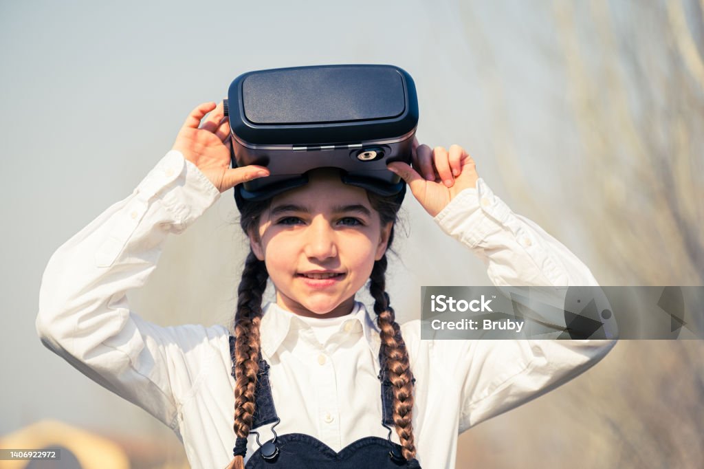 Gadis Kecil Dengan Kacamata Realitas Virtual Konsep Teknologi Masa