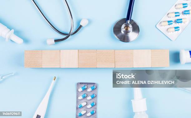 Pada Latar Belakang Biru Stetoskop Termometer Dan Obatobatan Lain Dan