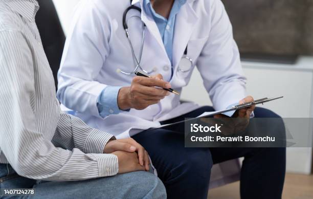 Dokter Dan Pasien Duduk Dan Berbicara Di Pemeriksaan Medis Di Kantor ... Dokter Dan Pasien Duduk Dan Berbicara Di Pemeriksaan Medis Di Kantor ...