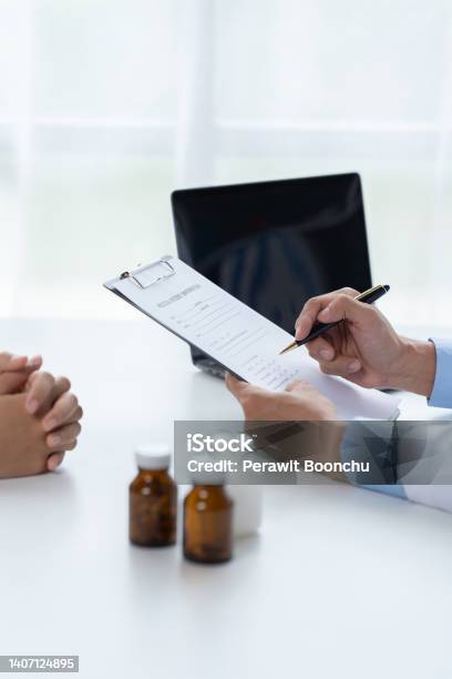 Dokter Dan Pasien Duduk Dan Berbicara Pada Pemeriksaan Medis Di Kantor ... Dokter Dan Pasien Duduk Dan Berbicara Pada Pemeriksaan Medis Di Kantor ...
