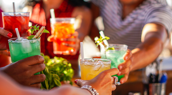 Orangorang Yang Bahagia Bersorak Dengan Mojito Dan Bersenangsenang ... Orangorang Yang Bahagia Bersorak Dengan Mojito Dan Bersenangsenang ...