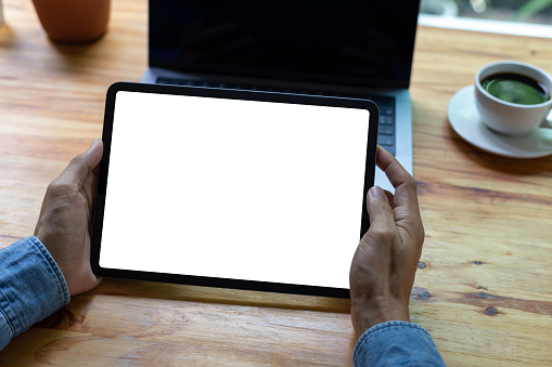 Mock Up Tablet Layar Kosong Pengusaha Mengerjakan Tabletnya Dengan