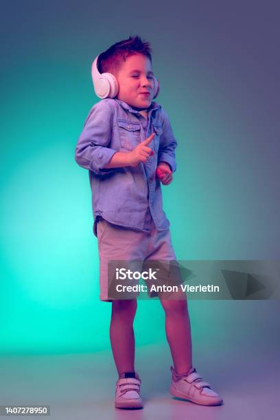 Potret Anak Kecil Anak Kecil Yang Mendengarkan Musik Di Headphone ... Potret Anak Kecil Anak Kecil Yang Mendengarkan Musik Di Headphone ...