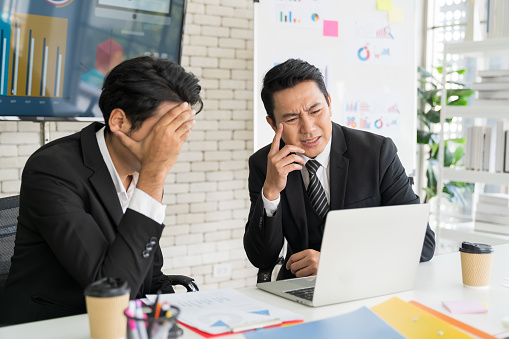 Sekelompok Pengusaha Asia Yang Bekerja Dengan Sakit Kepala Di Kantor ... Sekelompok Pengusaha Asia Yang Bekerja Dengan Sakit Kepala Di Kantor ...