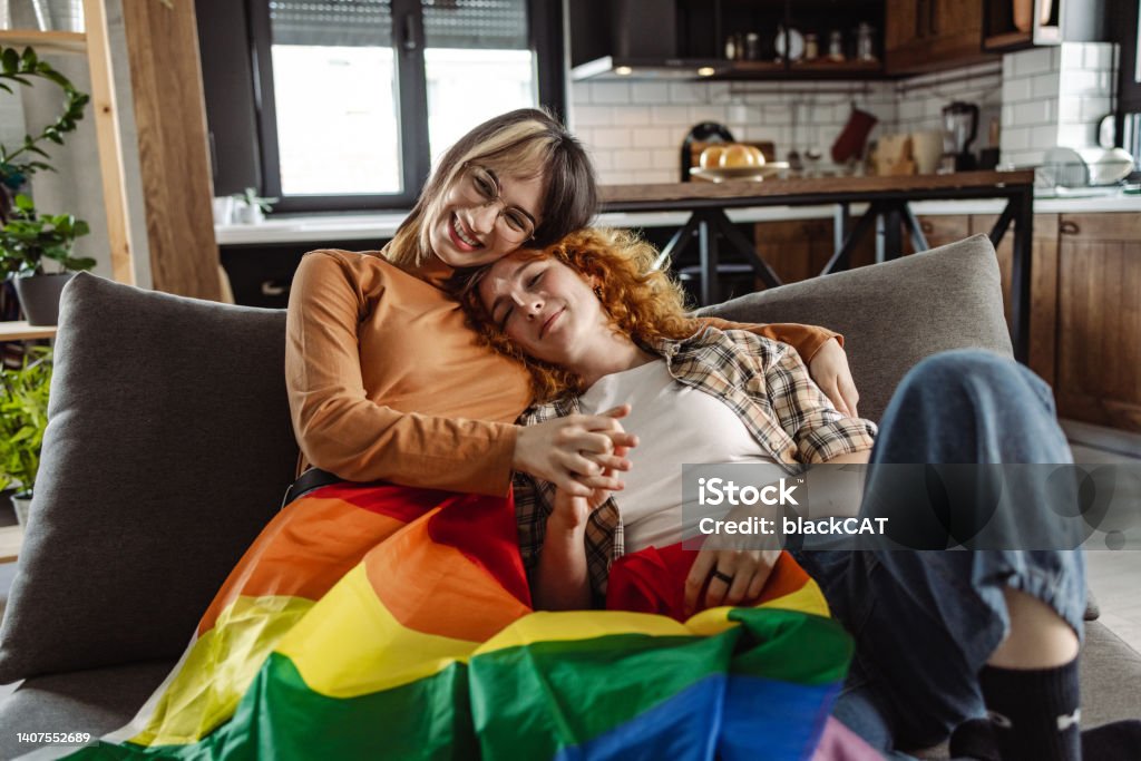 Photo Libre De Droit De Jeune Couple De Lesbiennes Sembrassant Sur Un
