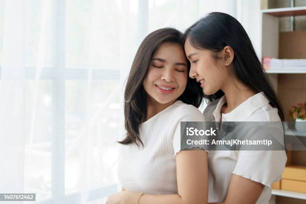Pasangan Lesbian Asia Lgbtq Happy Two Wanita Muda Asia Menunjukkan