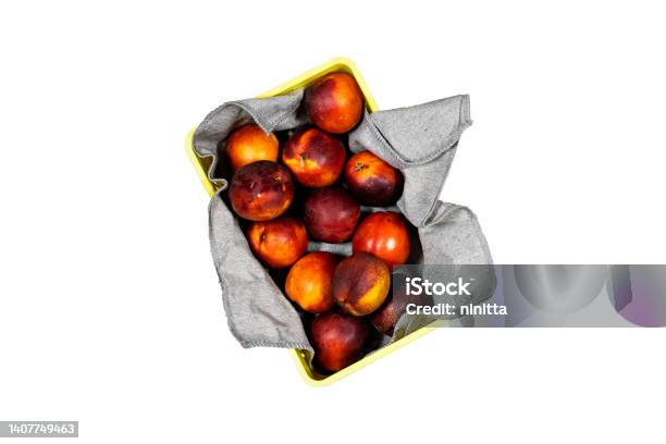 Buah Persik Segar Dalam Keranjang Kuning Diisolasi Dengan Latar ... Buah Persik Segar Dalam Keranjang Kuning Diisolasi Dengan Latar ...