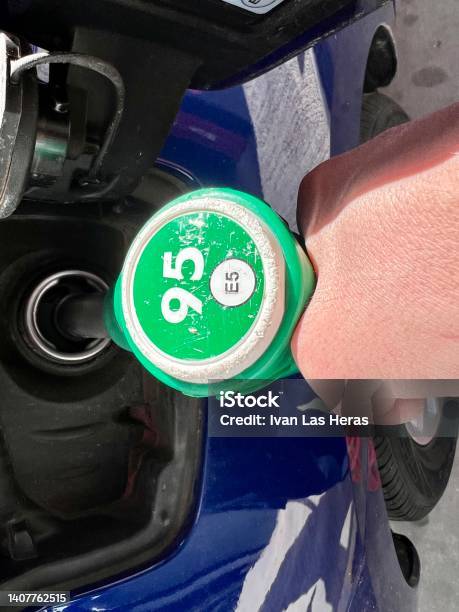 Detail Tangan Seseorang Yang Menuangkan Bensin Ke Dalam Mobil Di Pompa
