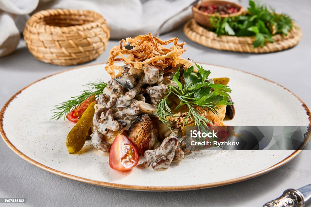 Comida Tradicional Rusa Stroganoff De Carne Con Puré De Papas Y Salsa