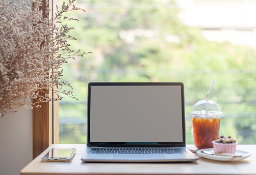 Mockup Komputer Laptop Dengan Layar Kosong Dengan Cangkir Kopi Kue