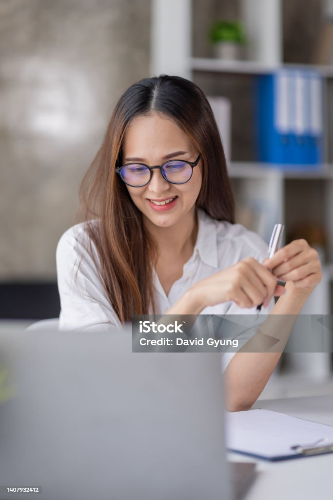 Gambar Pengusaha Muda Asia Yang Cantik Dan Gembira Atau Pelajar Asia ... Gambar Pengusaha Muda Asia Yang Cantik Dan Gembira Atau Pelajar Asia ...