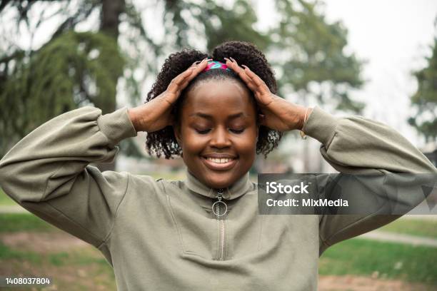 Potret Seorang Gadis Afrika Yang Bahagia Menikmati Rekreasi Di Luar ... Potret Seorang Gadis Afrika Yang Bahagia Menikmati Rekreasi Di Luar ...