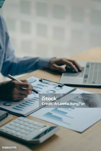 Pengusaha Memegang Pena Untuk Bekerja Dengan Grafik Grafik Dan