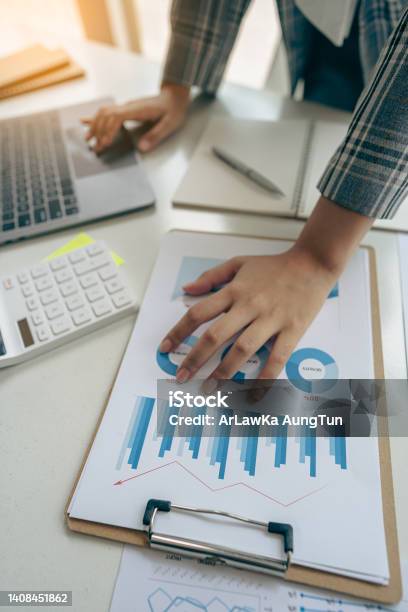 Pengusaha Memegang Pena Untuk Bekerja Dengan Grafik Grafik Dan