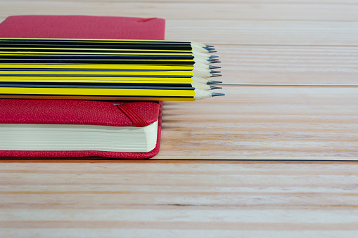 Pensil Kayu 2b Tergeletak Di Atas Buku Catatan Merah Di Atas Meja Kayu