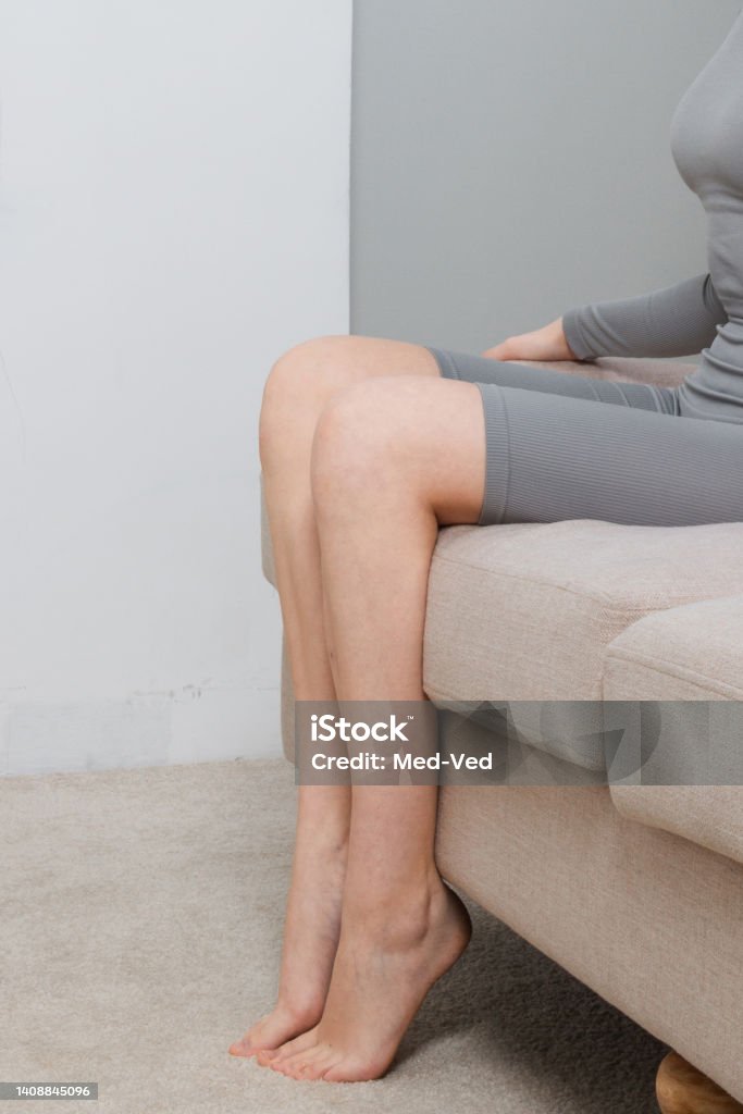 Lange Frauenbeine Mit Glatter Weicher Haut Auf Sofa Couch Oder Bett