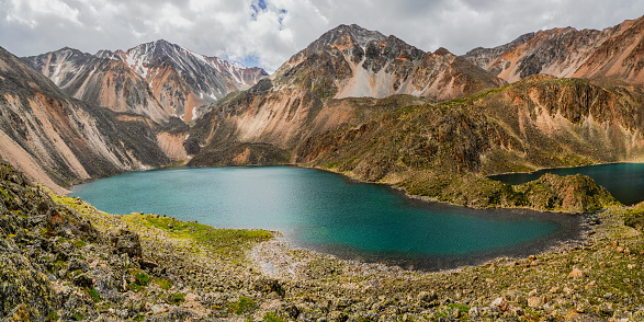 Danau Glasial Biru Tinggi Di Pegunungan Lanskap Hijau Atmosfer Dengan ... Danau Glasial Biru Tinggi Di Pegunungan Lanskap Hijau Atmosfer Dengan ...