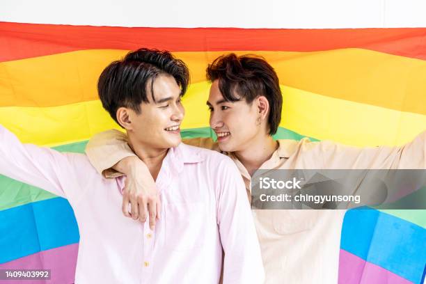 Potret Pasangan Gay Happy Yang Menunjukkan Cinta Mereka Dengan Bendera