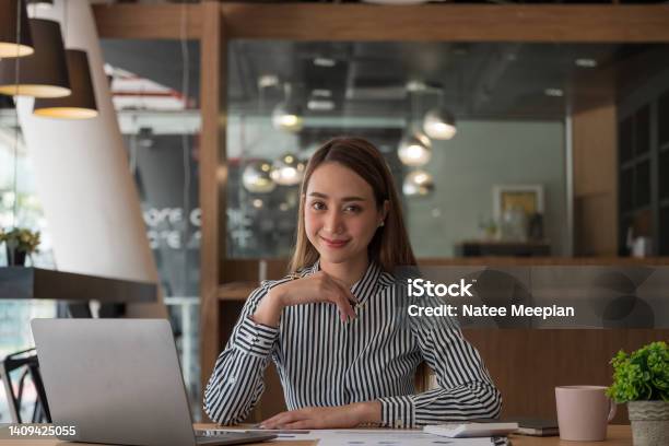 Potret Pengusaha Wanita Asia Yang Menawan Duduk Bekerja Di Laptop Di ... Potret Pengusaha Wanita Asia Yang Menawan Duduk Bekerja Di Laptop Di ...