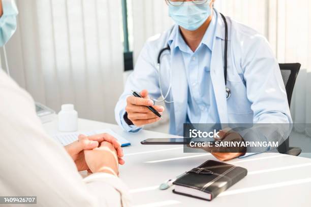 Dokter Dan Pasien Duduk Dan Berbicara Dengan Pasien Tentang Pengobatan ... Dokter Dan Pasien Duduk Dan Berbicara Dengan Pasien Tentang Pengobatan ...