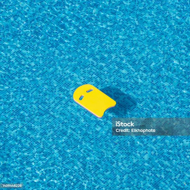 Latar Belakang Kolam Renang Dengan Kickboard Di Permukaan Air Biru Alat