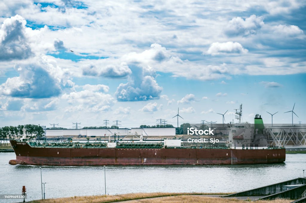 Kapal Tanker Untuk Mengangkut Produk Kimia Atau Minyak Foto Stok ... Kapal Tanker Untuk Mengangkut Produk Kimia Atau Minyak Foto Stok ...