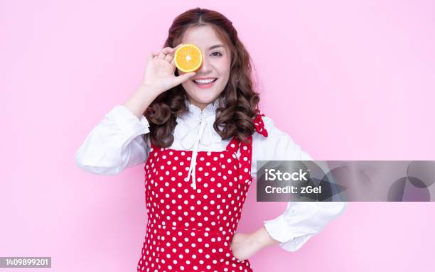 Potret Seorang Wanita Asia Yang Menarik Dan Gembira Memegang Satu ... Potret Seorang Wanita Asia Yang Menarik Dan Gembira Memegang Satu ...