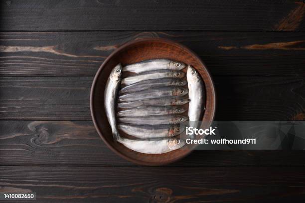 Ikan Haring Segar Dengan Latar Belakang Kayu Pedesaan Bidikan Close Up